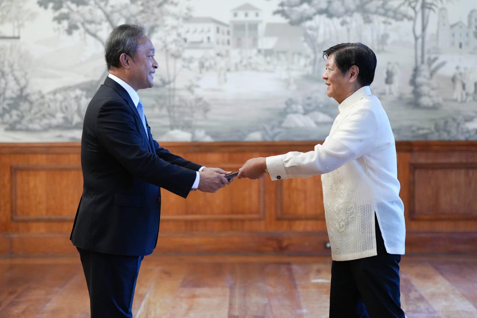 Ambassador John Fritz presents his Credentials to President of the ...